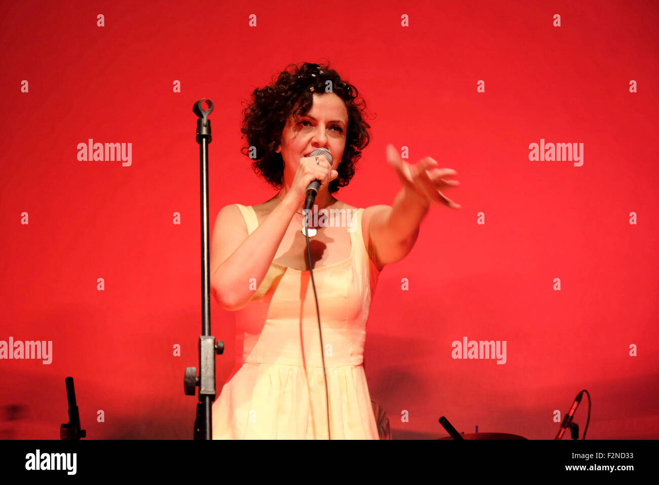 Chanteuse algérienne française Banque de photographies et d’images à ...