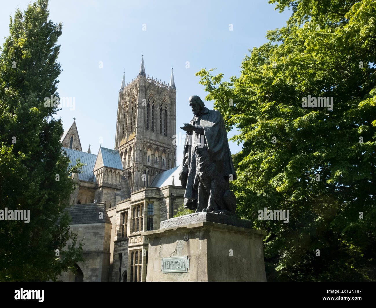 Tennyson statue Banque de photographies et d’images à haute résolution ...