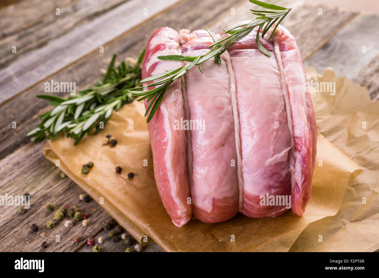 Rôti de porc biologique lion au romarin sur bois table de ferme Photo ...