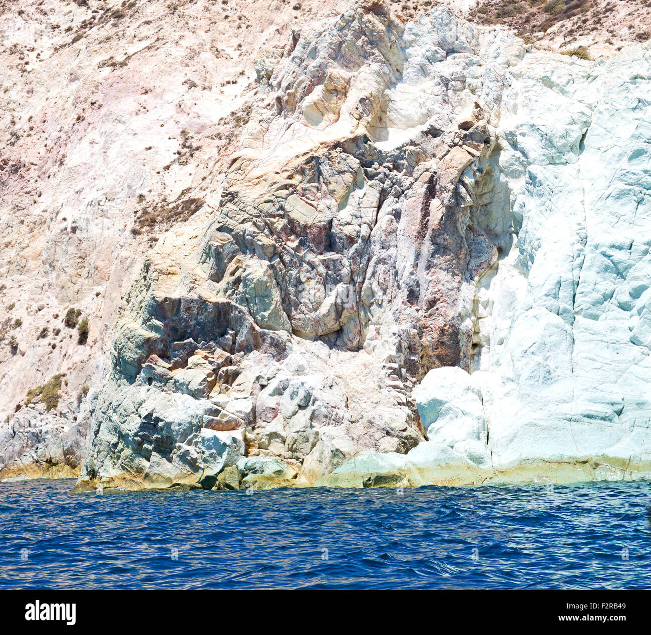 Depuis le bateau de la mer et du ciel dans la mer méditerranée Santorin ...