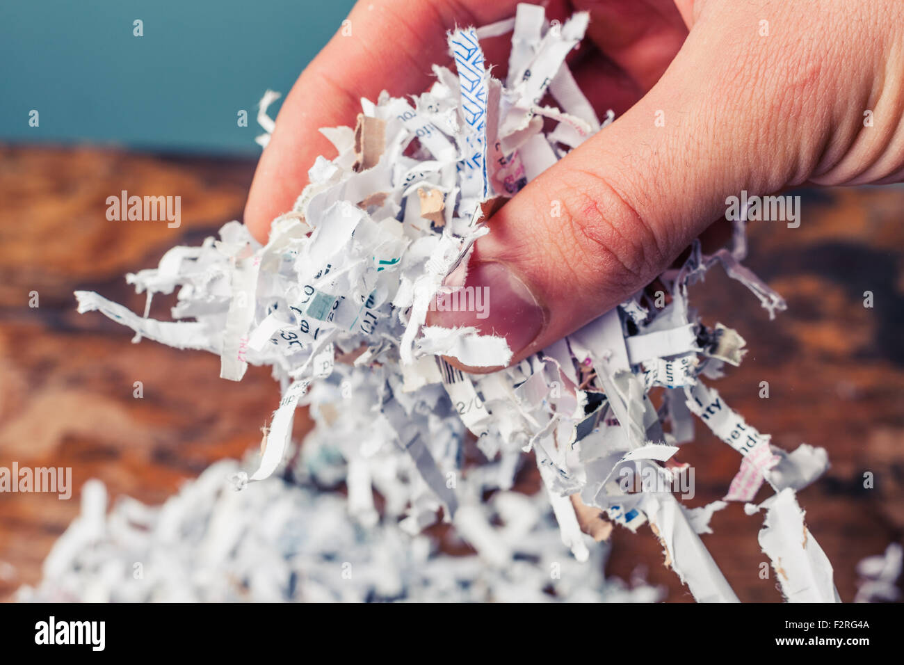 Paperwork shredding man Banque de photographies et d’images à haute ...