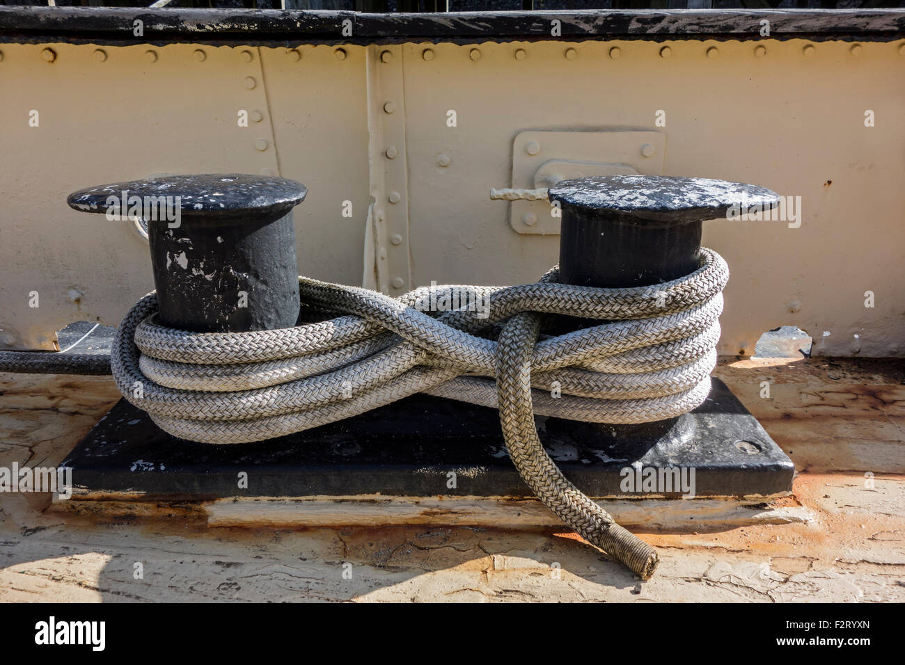 Mooring rope bitts bitt Banque de photographies et d’images à haute ...