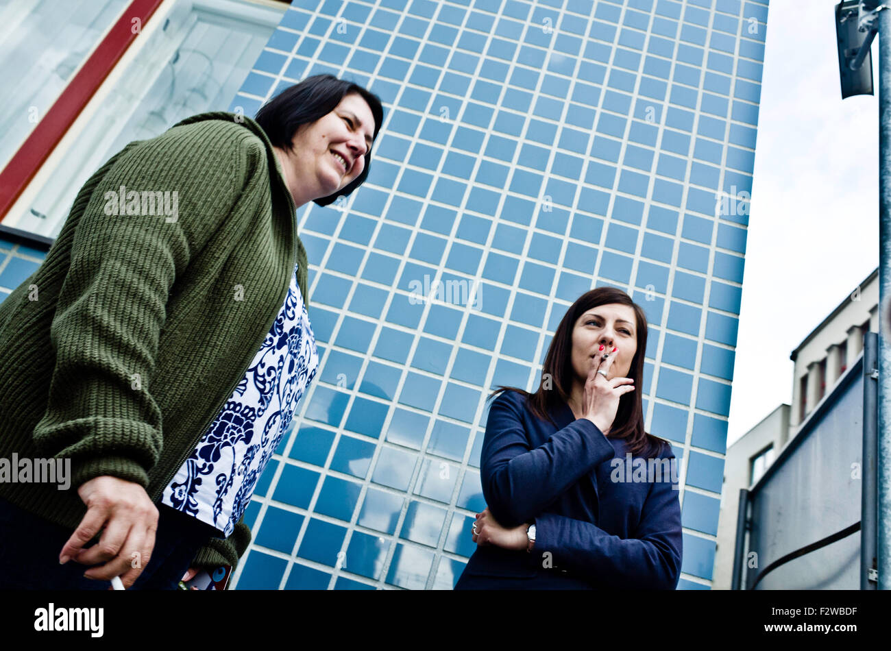 Les fumeuses Banque de photographies et d’images à haute résolution - Alamy