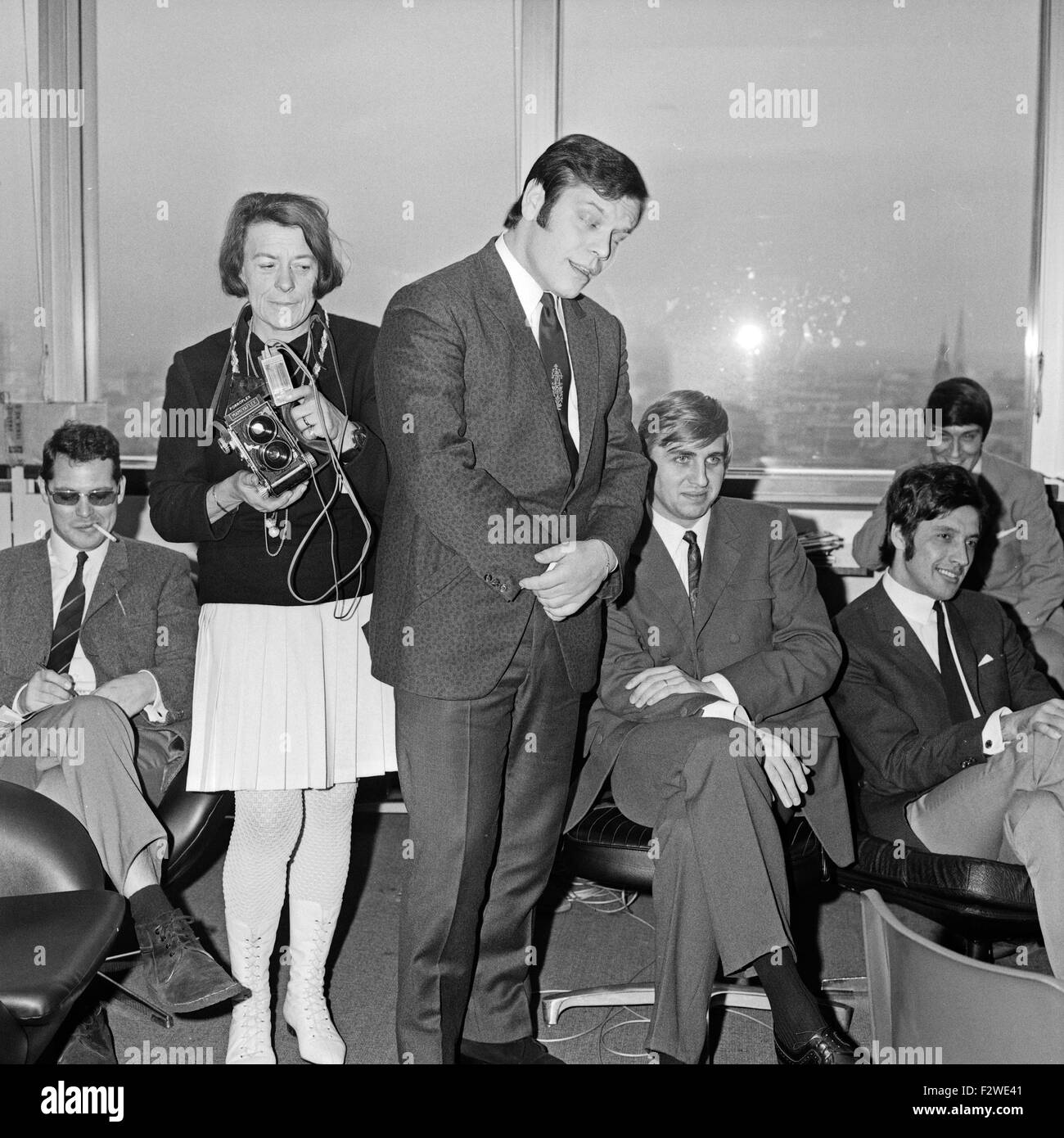 Die Diskjockeys Dieter Wilken, Horst Reiner und Udo Klein, die den ...