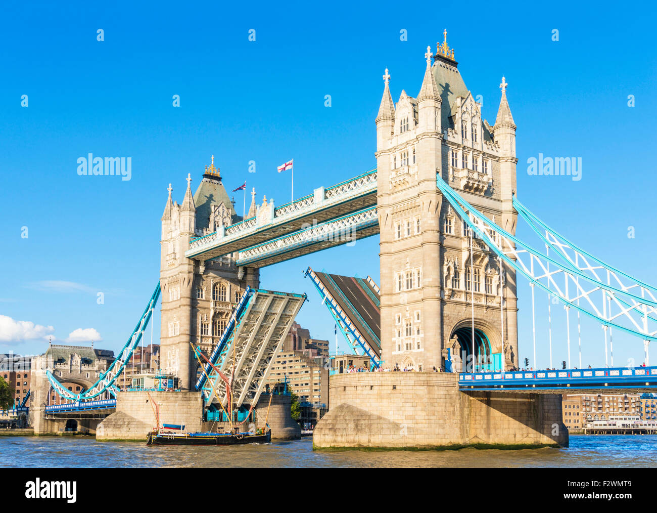 Ouverture Du Tower Bridge Banque d'image et photos - Alamy
