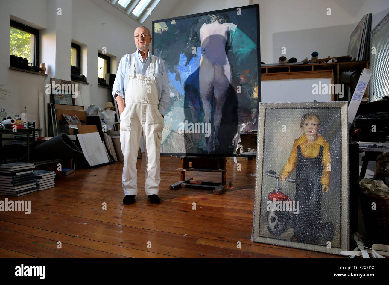 Leipzig, Allemagne. Sep 24, 2015. Peintre Arno Rink pose dans son ...