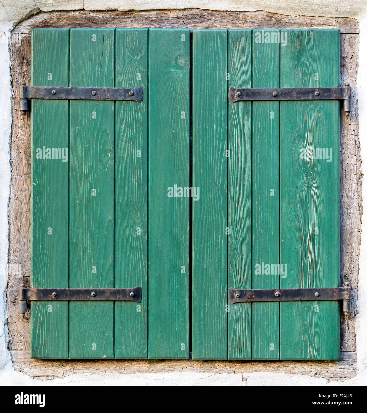 Volets en bois verts Banque de photographies et d’images à haute ...