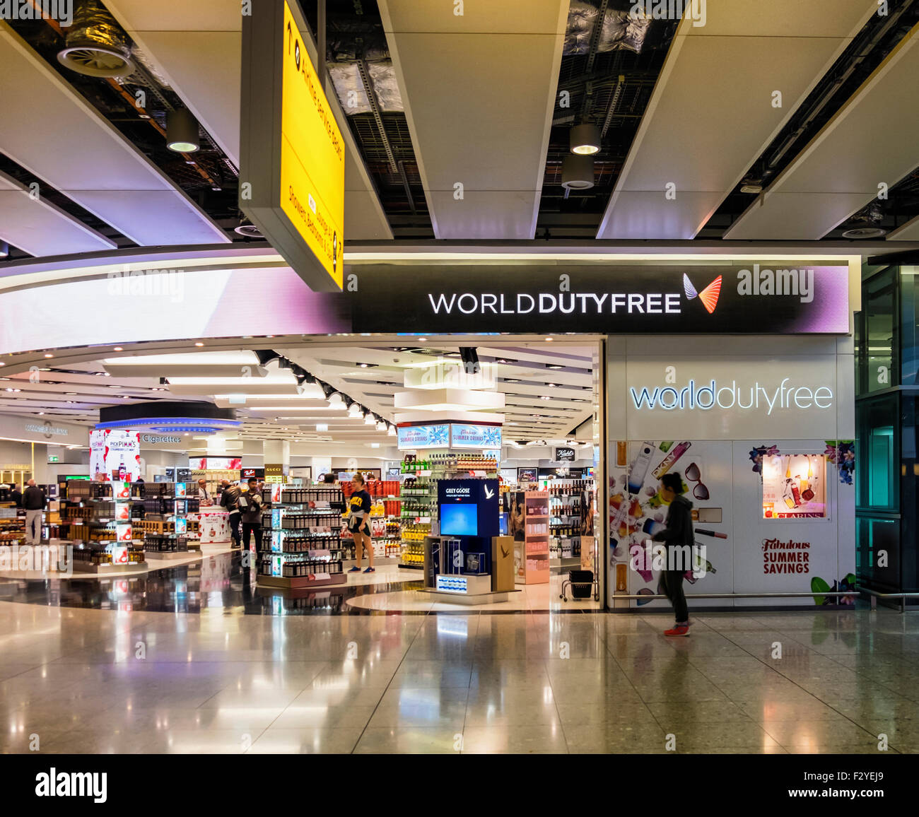 London Heathrow Airport Terminal 2, Queen Elizabeth Terminal T2, World Duty Free Shop dans la ...