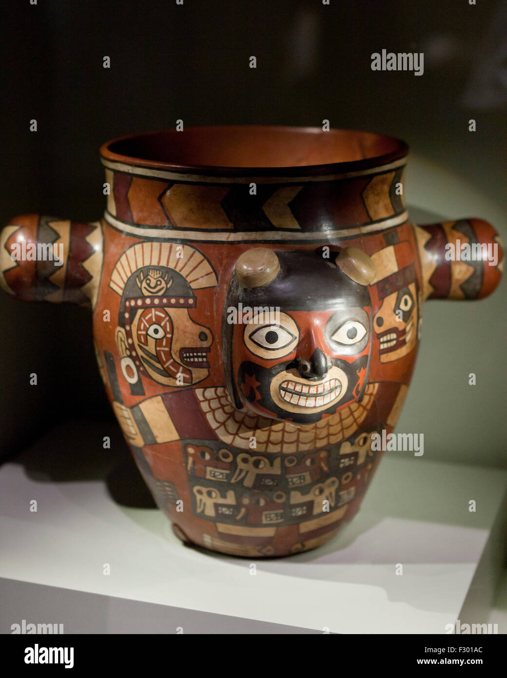 Wari jar Banque de photographies et d’images à haute résolution - Alamy