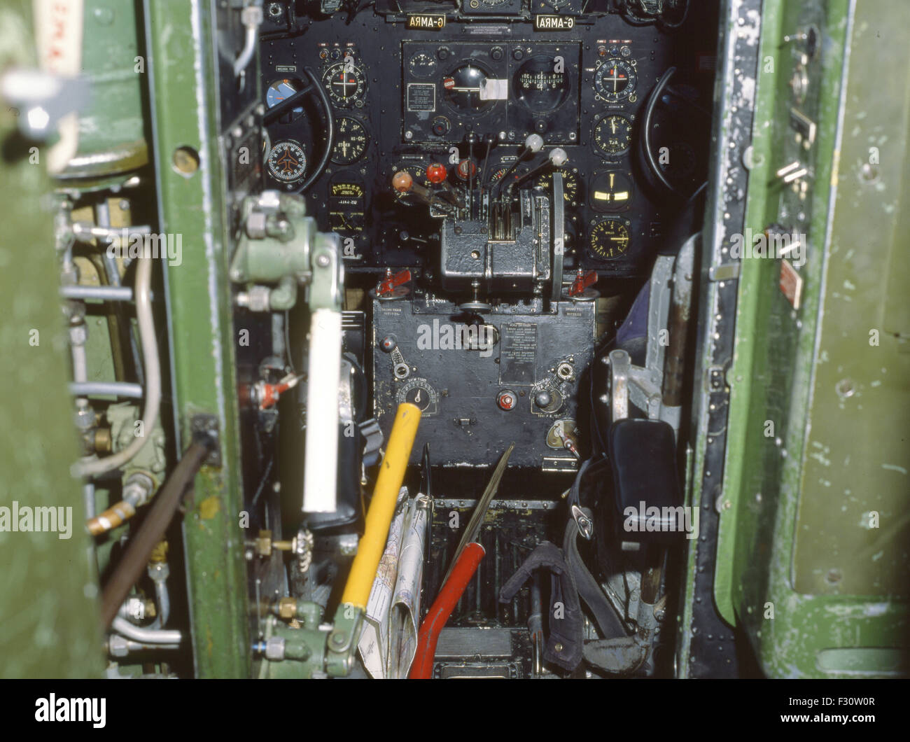 L'intérieur du cockpit d'un avion DC3.Le Douglas DC-3 est un avion ...