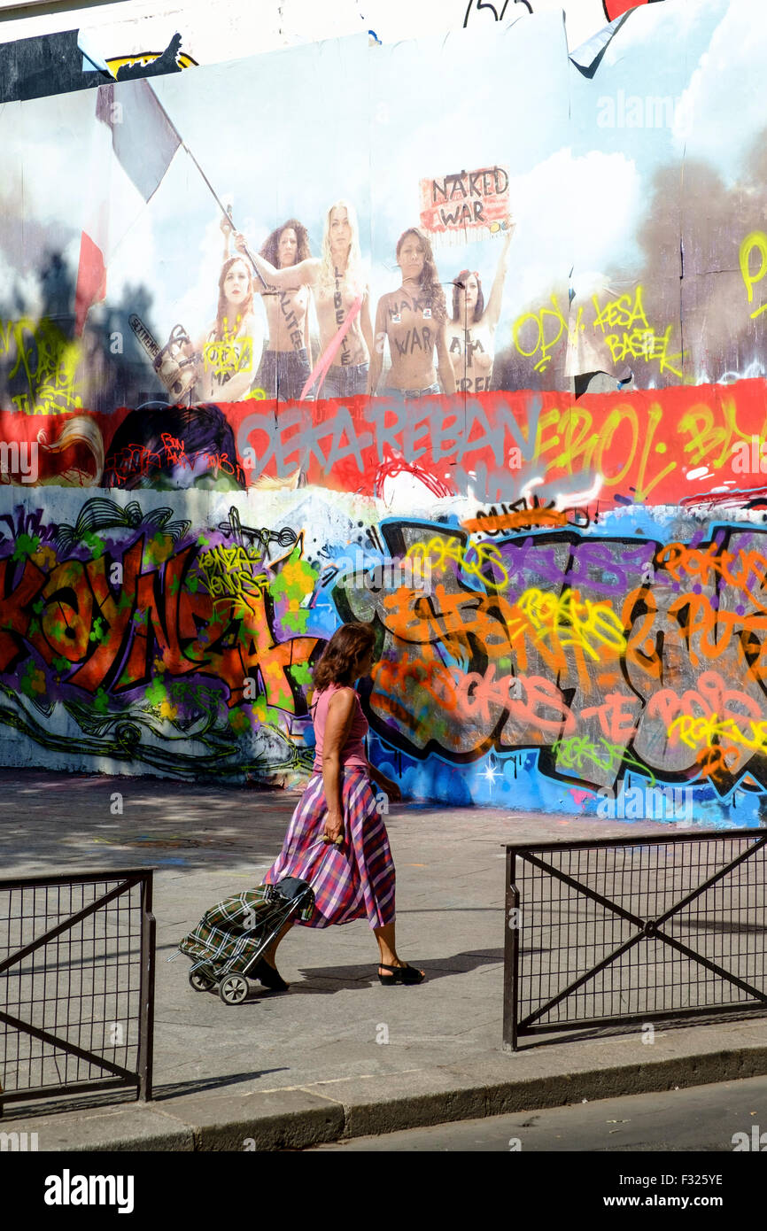 Protest graffiti paris Banque de photographies et d’images à haute ...