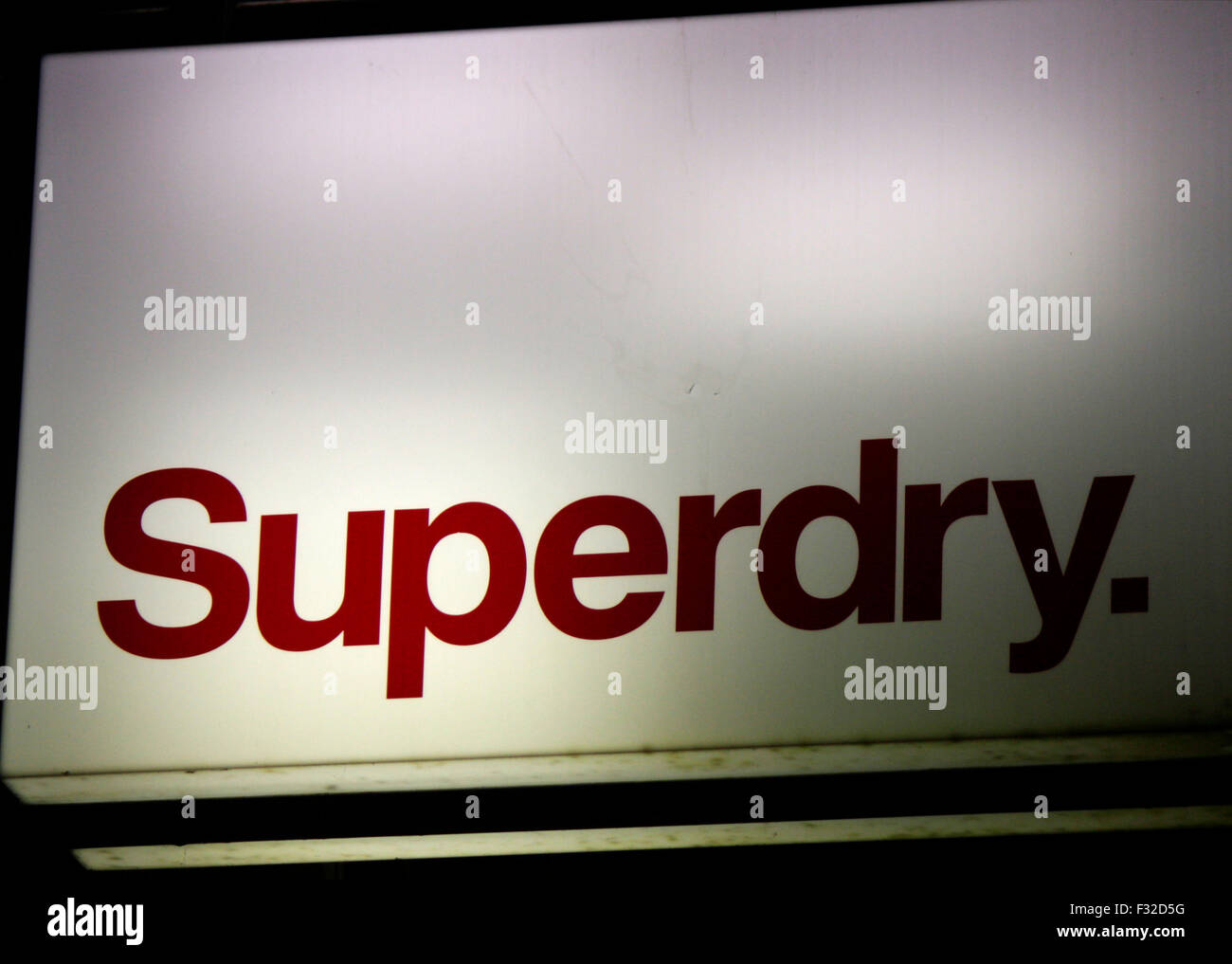 Superdry logo Banque de photographies et d’images à haute résolution ...