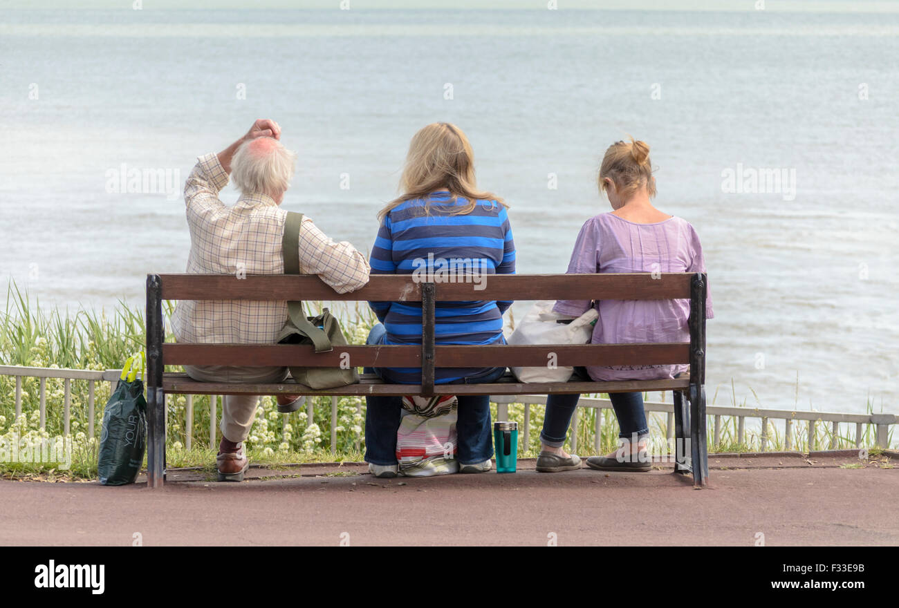 Amis assis sur un banc Banque de photographies et d’images à haute ...