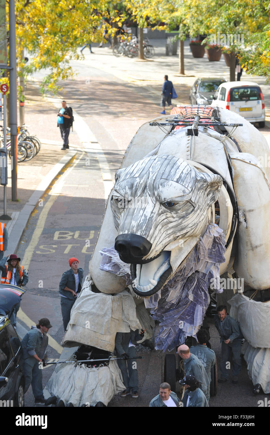Greenpeace dépose leur ours polaire Aurora de l'extérieur de l ...