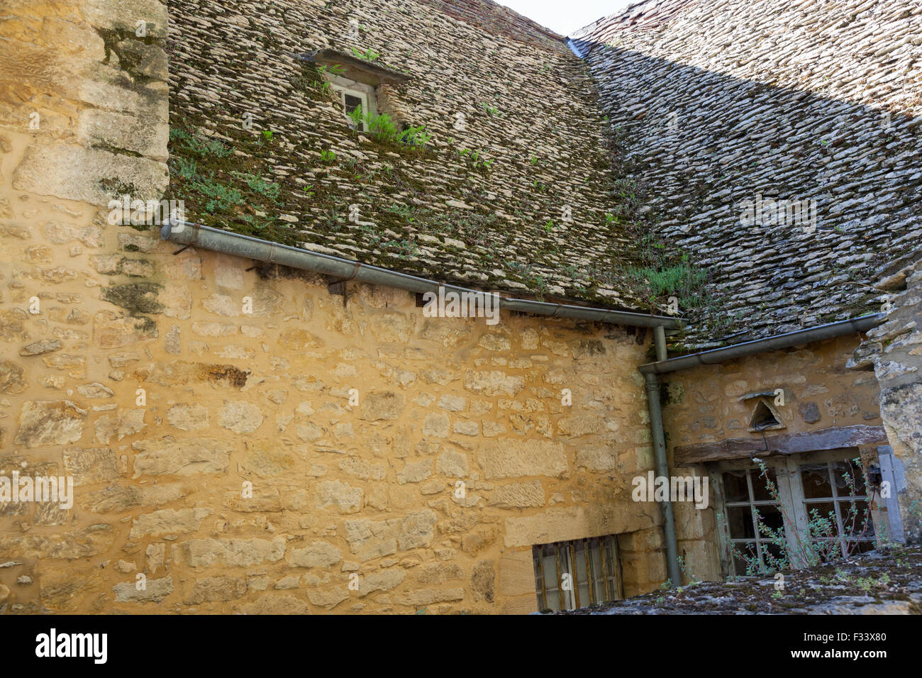 Un vieux toit fait de "lauzes" (la Roque Gageac - Dordogne - France ...