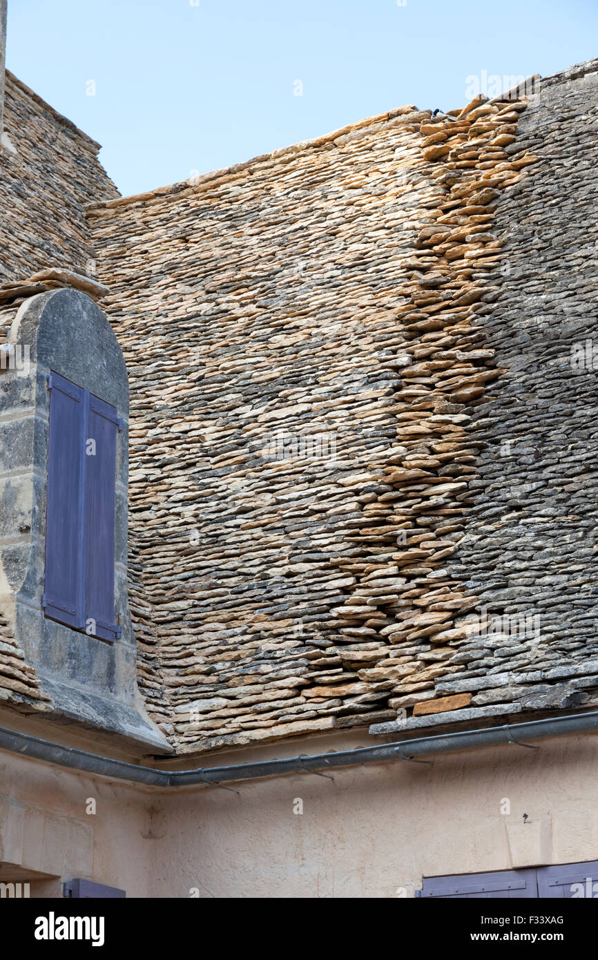 La réparation d'un toit fait de "lauzes" (Marqueyssac château). Ces ...