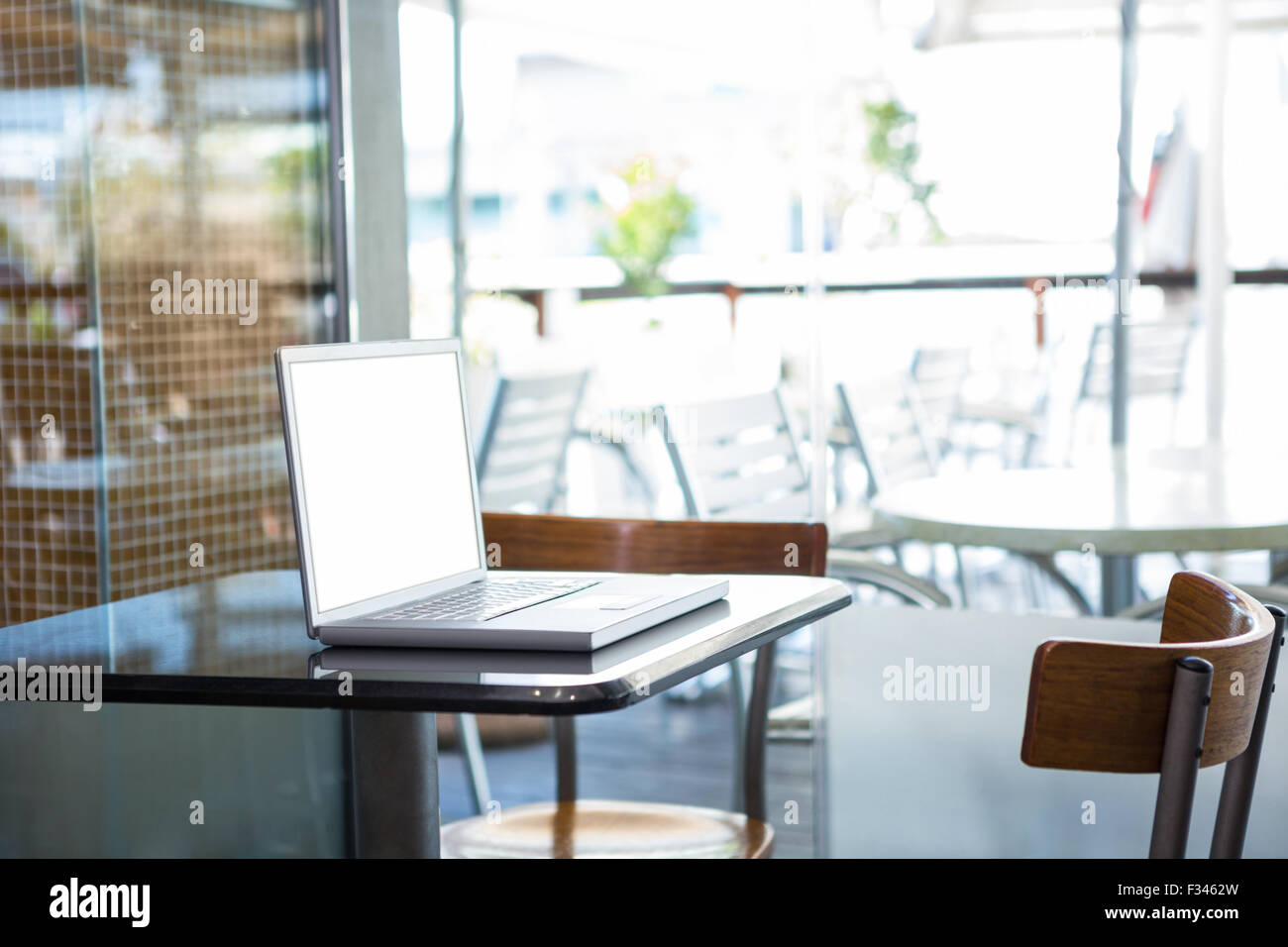 Ordinateur portable sur la table Banque de photographies et d’images à ...