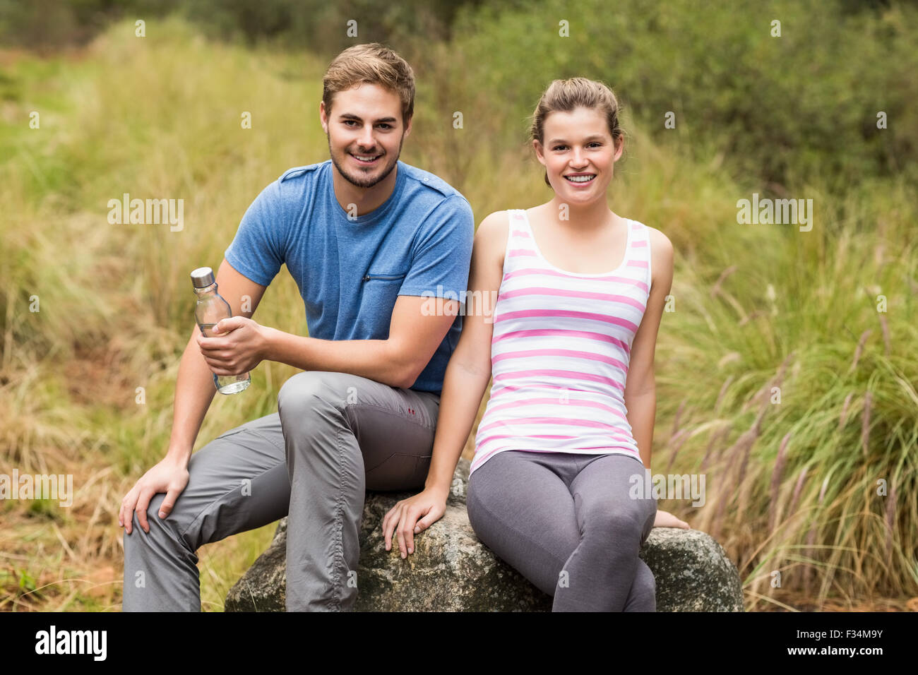 Jeune couple assis sur l'herbe Banque de photographies et d’images à ...