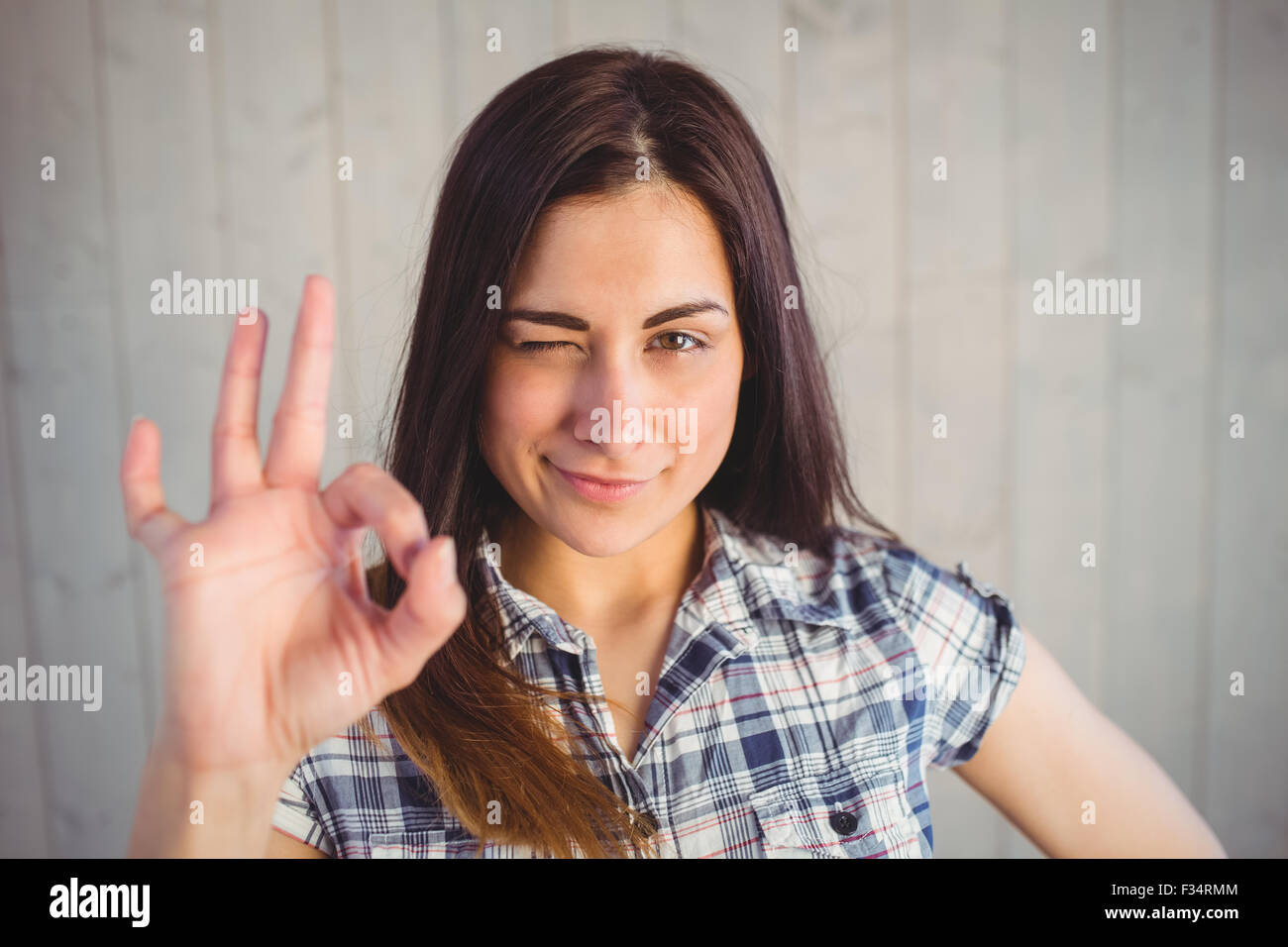 Jeune femme faisant signe de la main Banque de photographies et d ...