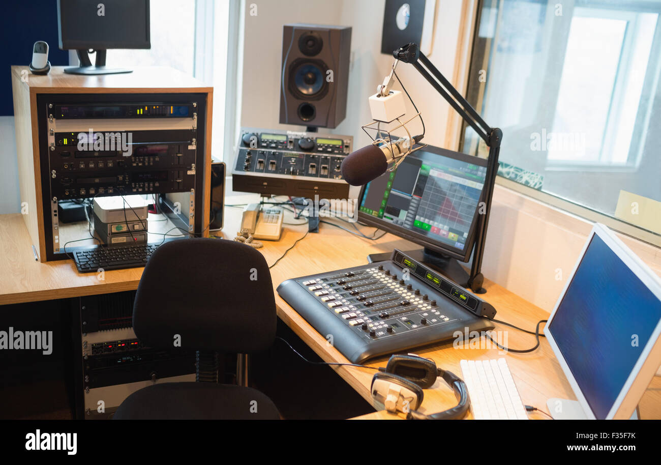 Radio studio desk people Banque de photographies et d’images à haute ...