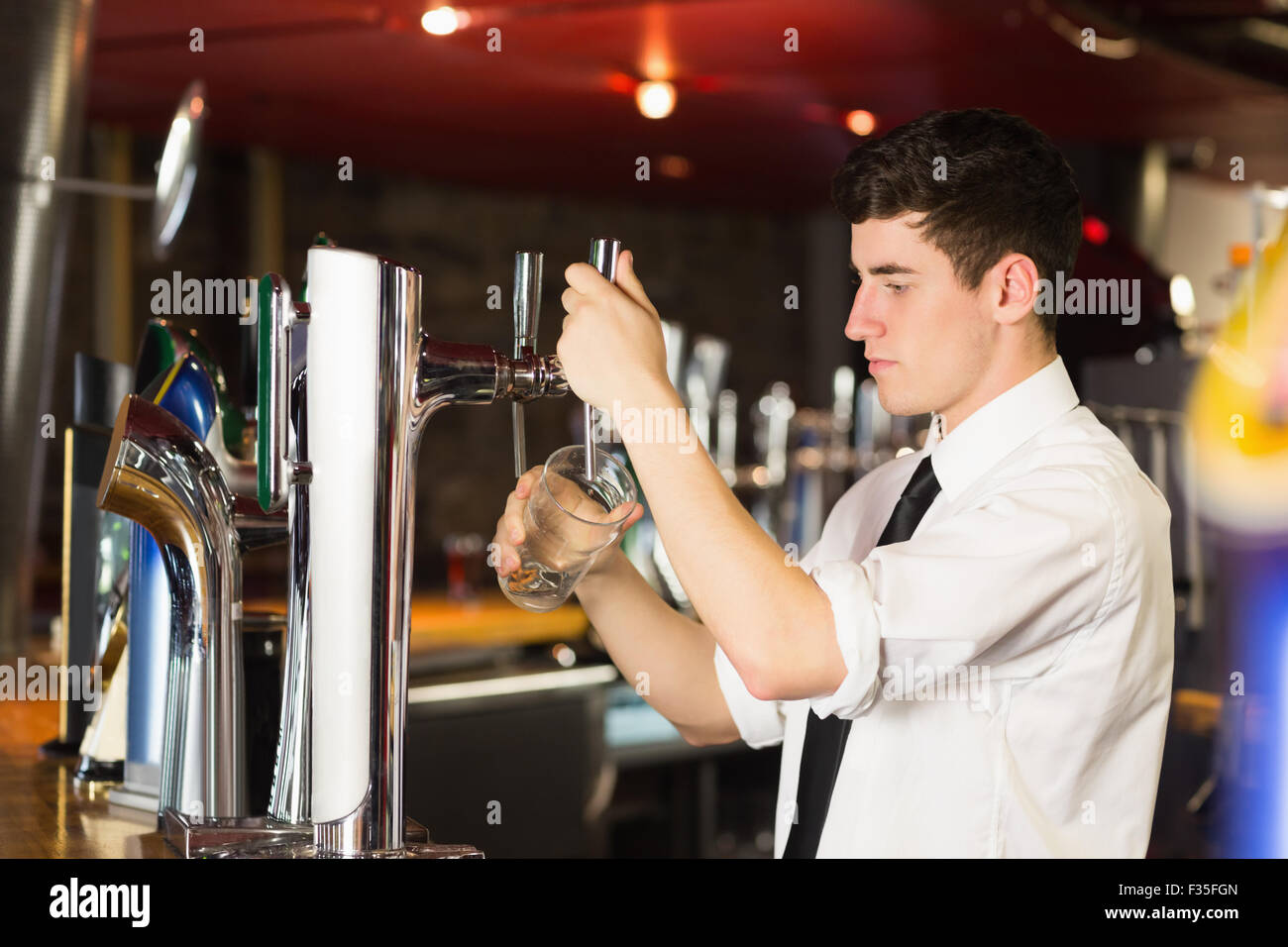 Distributeur de bar pour l'alcool Banque de photographies et d’images à ...
