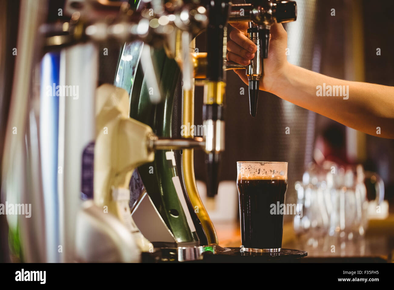 Dispensing beer Banque de photographies et d’images à haute résolution - Alamy