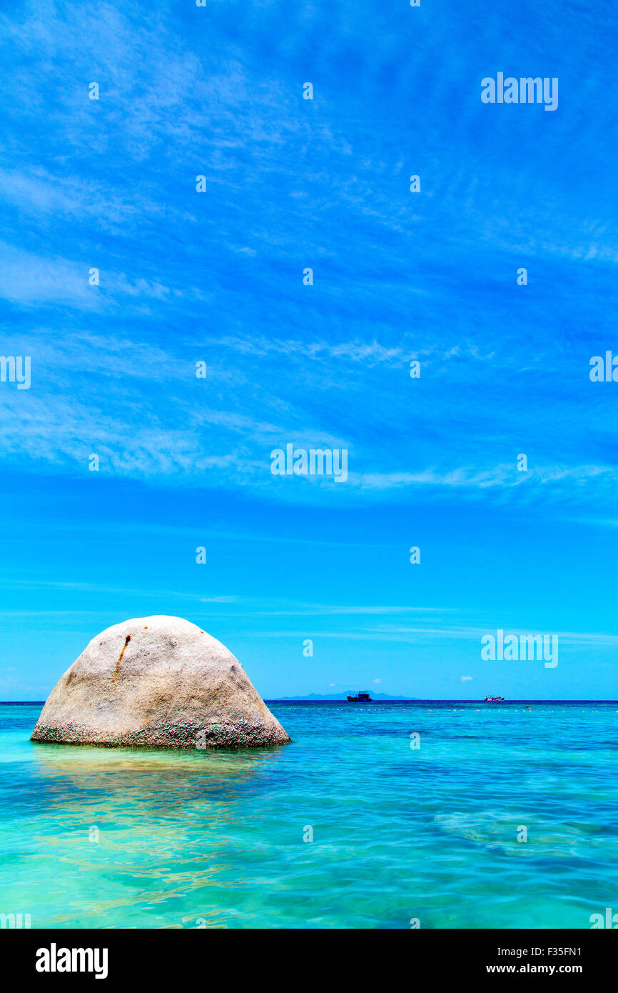 L'Asie en Thaïlande Kho Tao Bay isle white beach rocks pirogue et mer ...