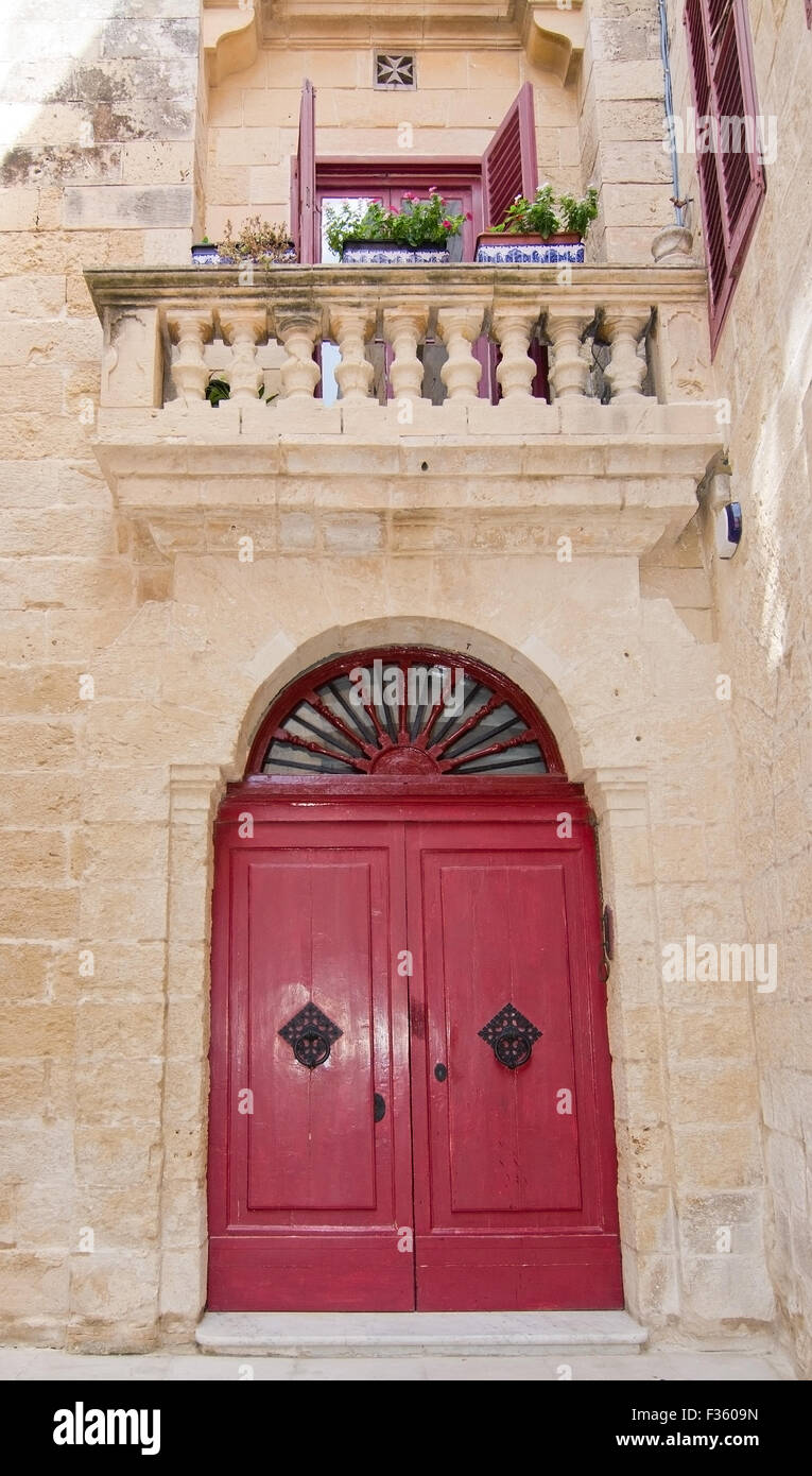 Mur de pierre porte rouge Banque de photographies et d’images à haute ...