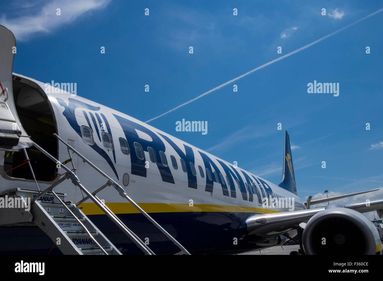 Ryanair avions Airbus A380 garé au terminal dans l'aéroport de Dublin ...