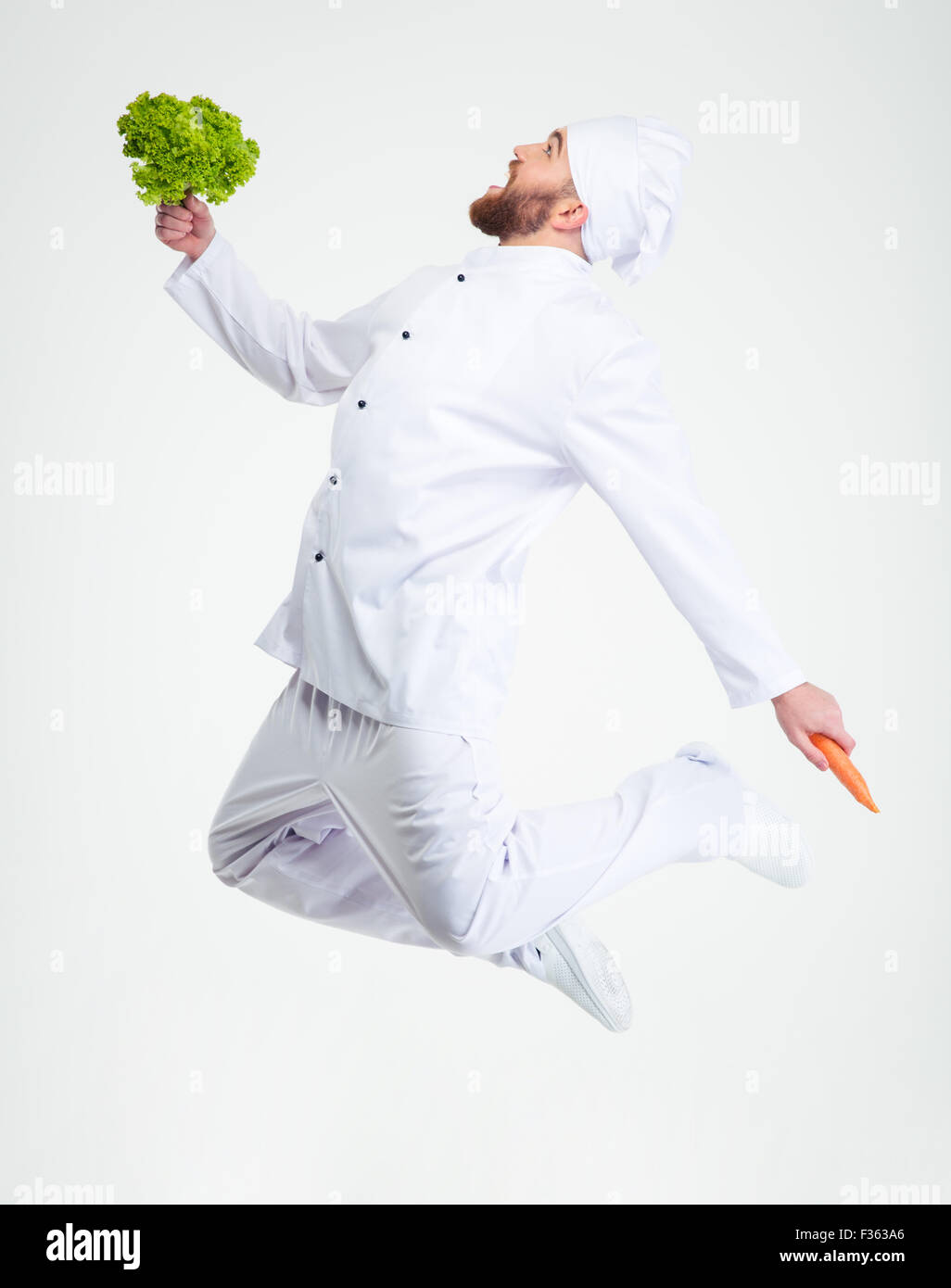 Portrait d'un chef cuisinier drôle danse avec légumes frais isolé sur ...