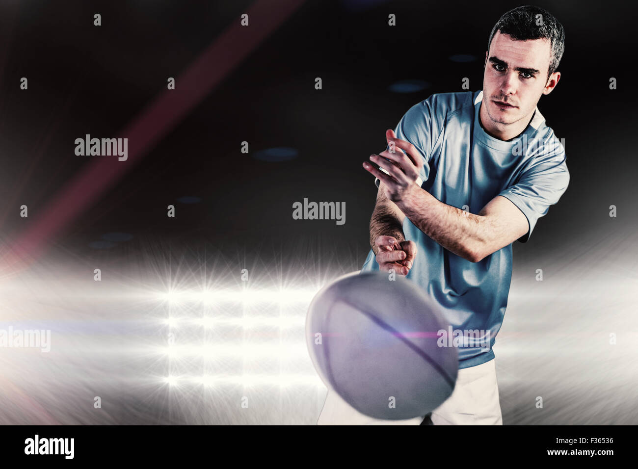 Image composite de rugby joueur arrivé un ballon de rugby Photo Stock ...