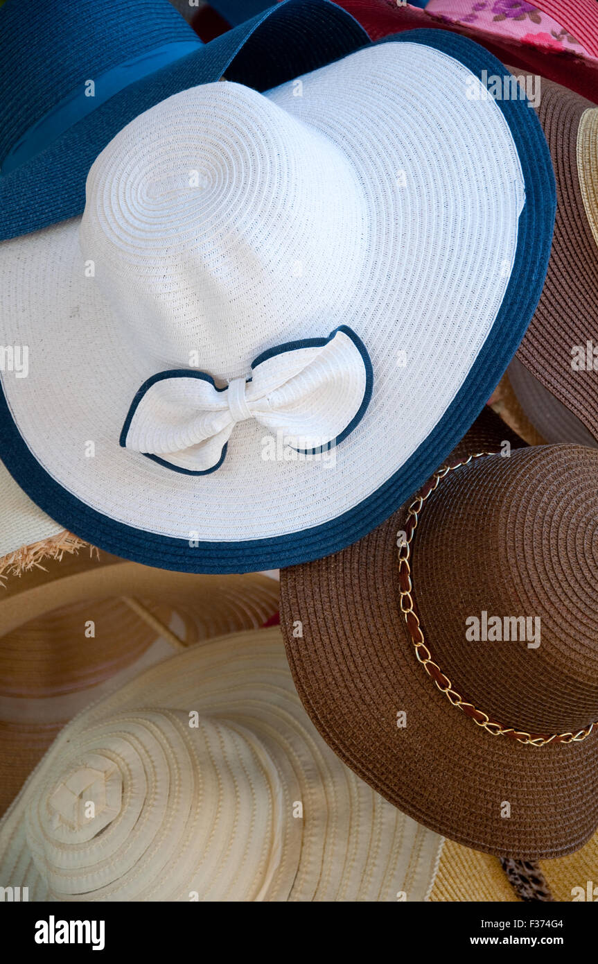 Différents types et modèles de chapeaux de nombreuses couleurs Photo ...