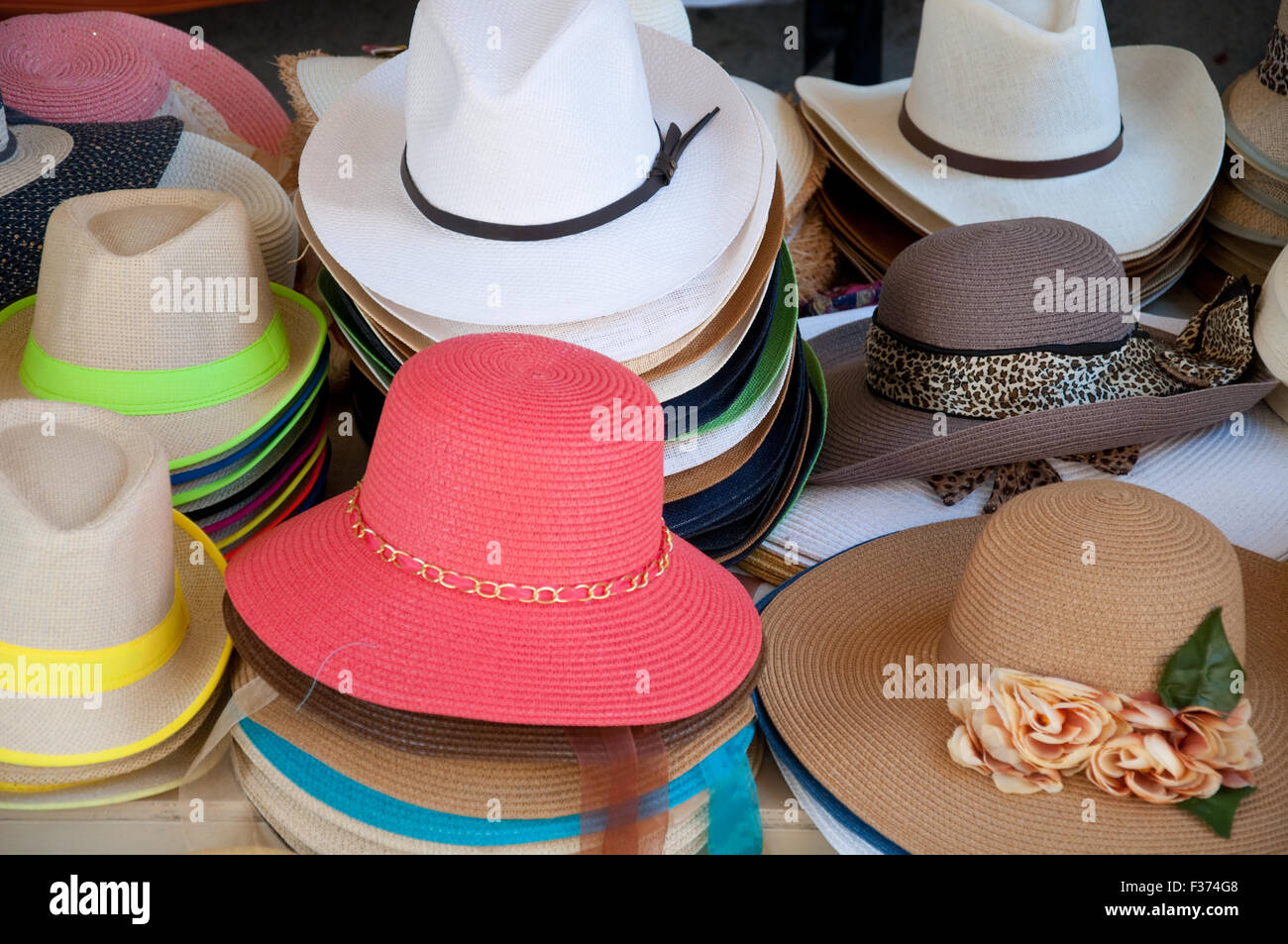 Différents types et modèles de chapeaux de nombreuses couleurs Photo ...