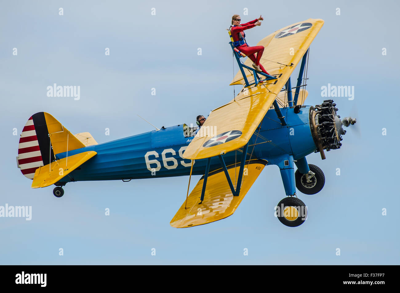 Emma Stewart Rigby WiNG marchant au sommet d'un avion biplan Boeing ...