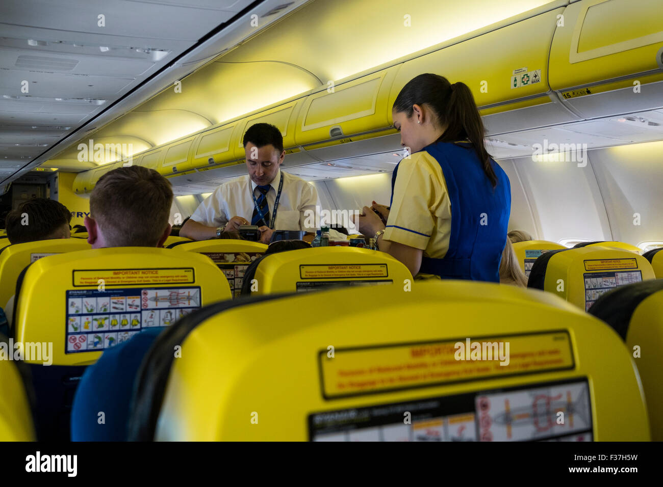 Les passagers et l'équipage de cabine sur un vol Ryanair Airbus A380 ...