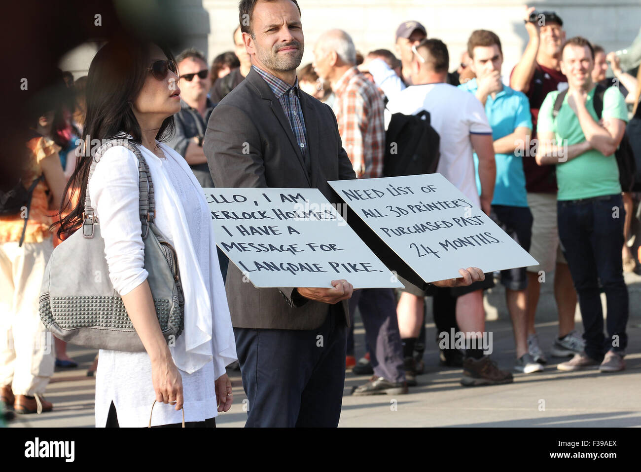 Lucy liu and jonny lee miller filming in london Banque de photographies et d’images à haute ...