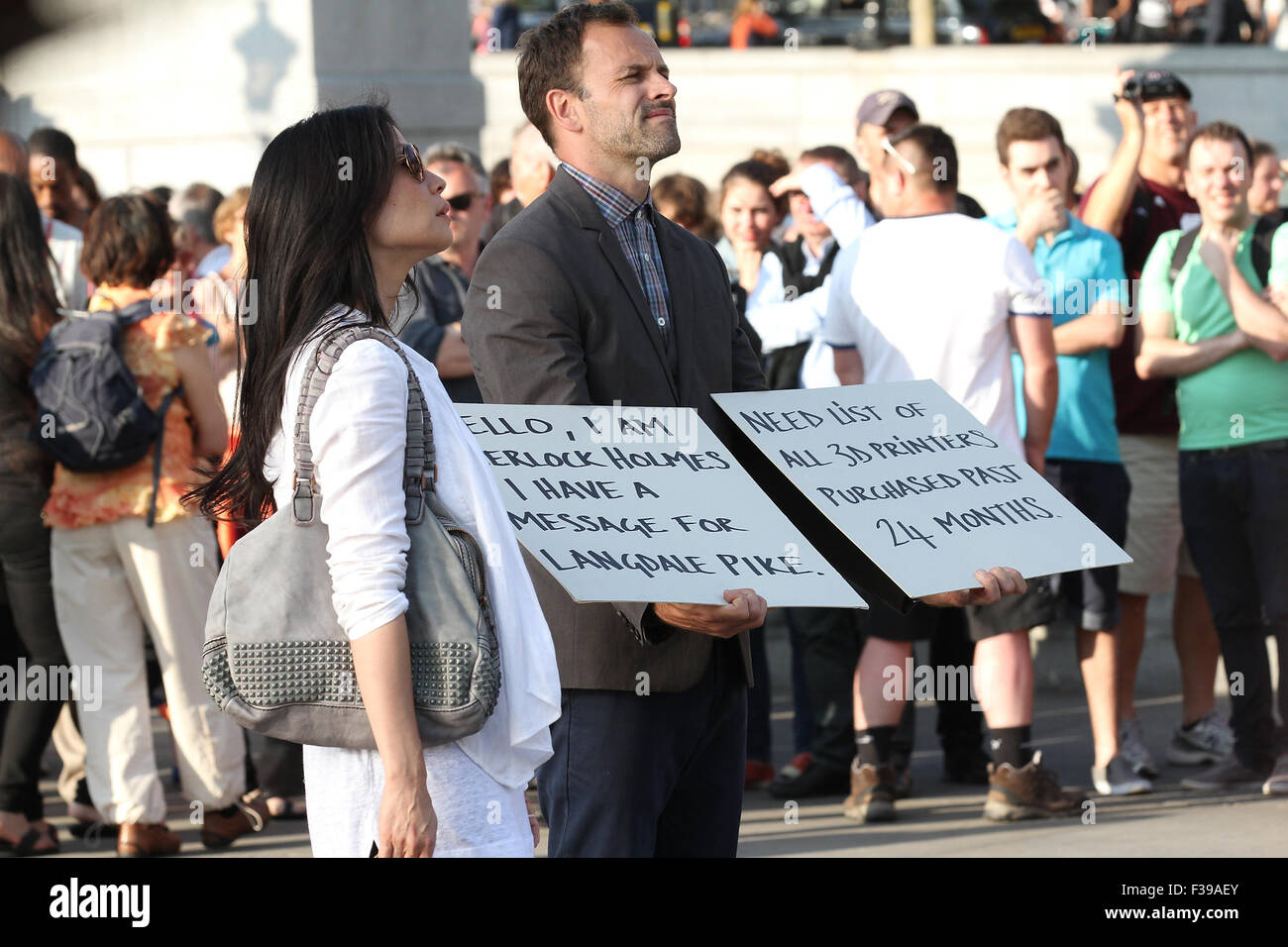 Lucy liu and jonny lee miller filming in london Banque de photographies et d’images à haute ...