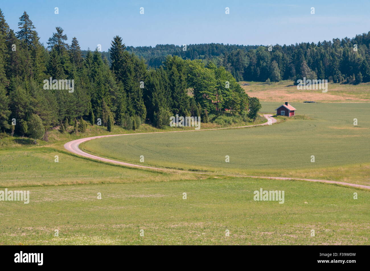 Petite route sinueuse et une petite maison rouge Photo Stock - Alamy