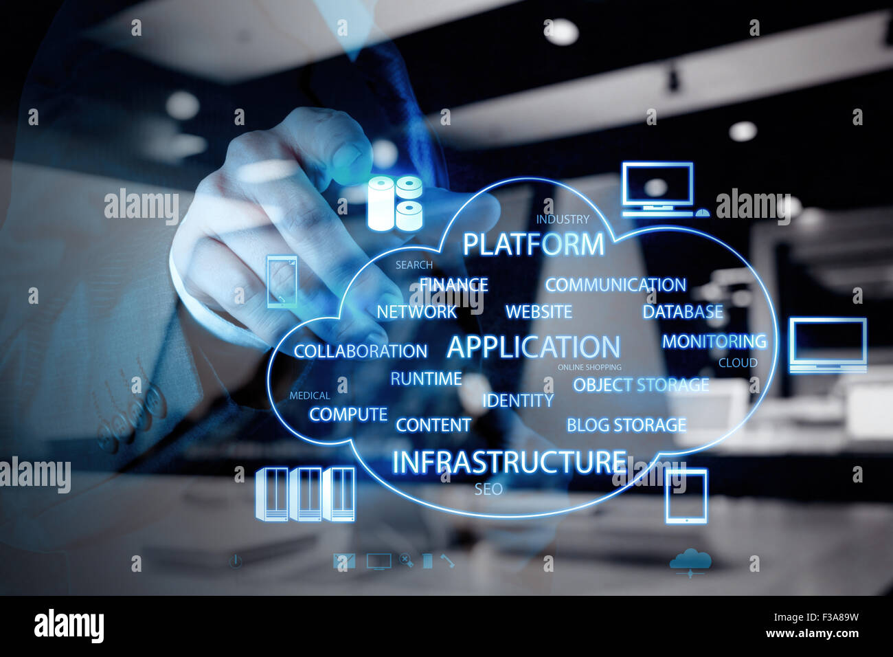 Double exposition de Man avec un schéma de Cloud Computing sur la ...