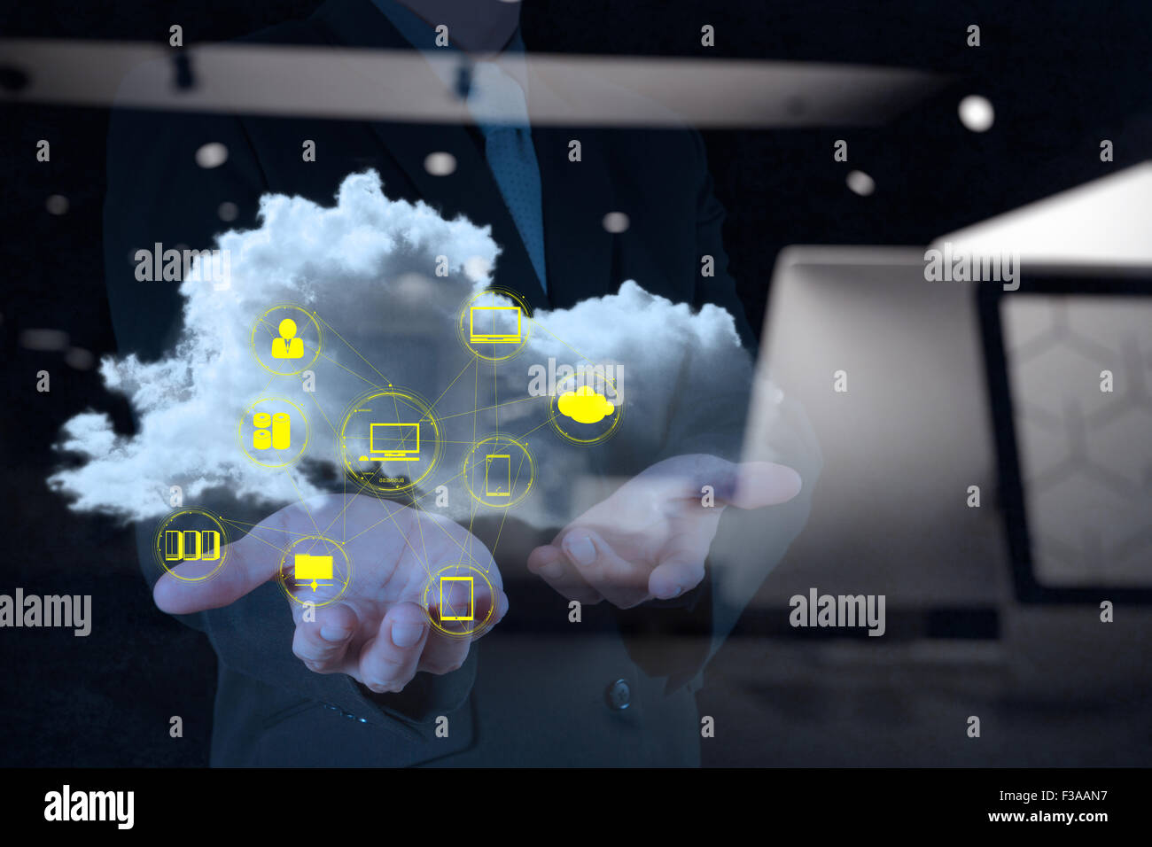 Double exposition de Businessman part travailler avec un schéma de ...