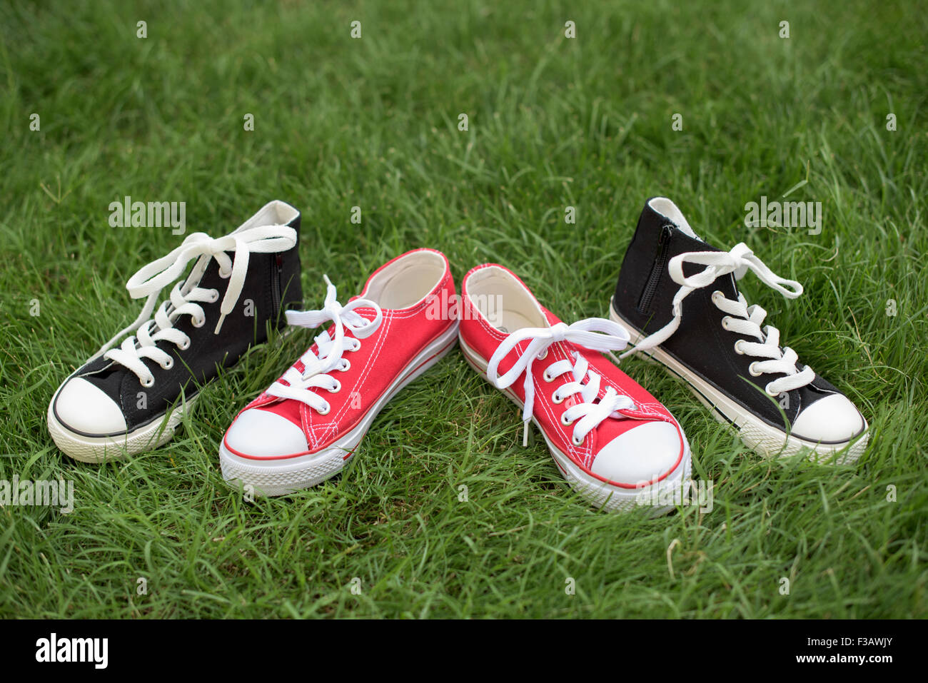 Baskets noires noires rouges Banque de photographies et d’images à ...