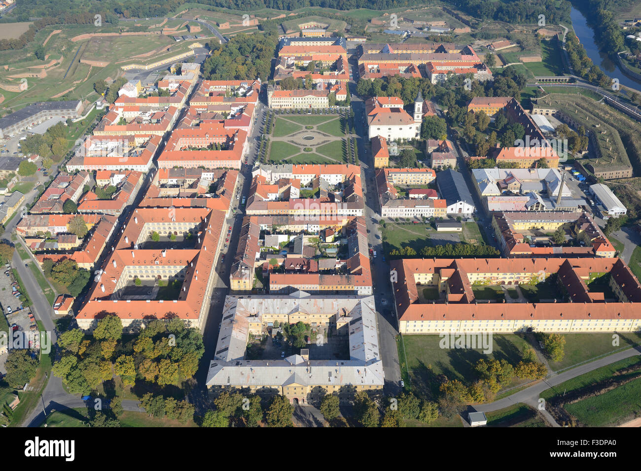 TEREZÍN - THERESIENSTADT (vue aérienne). Une forteresse militaire à la ...