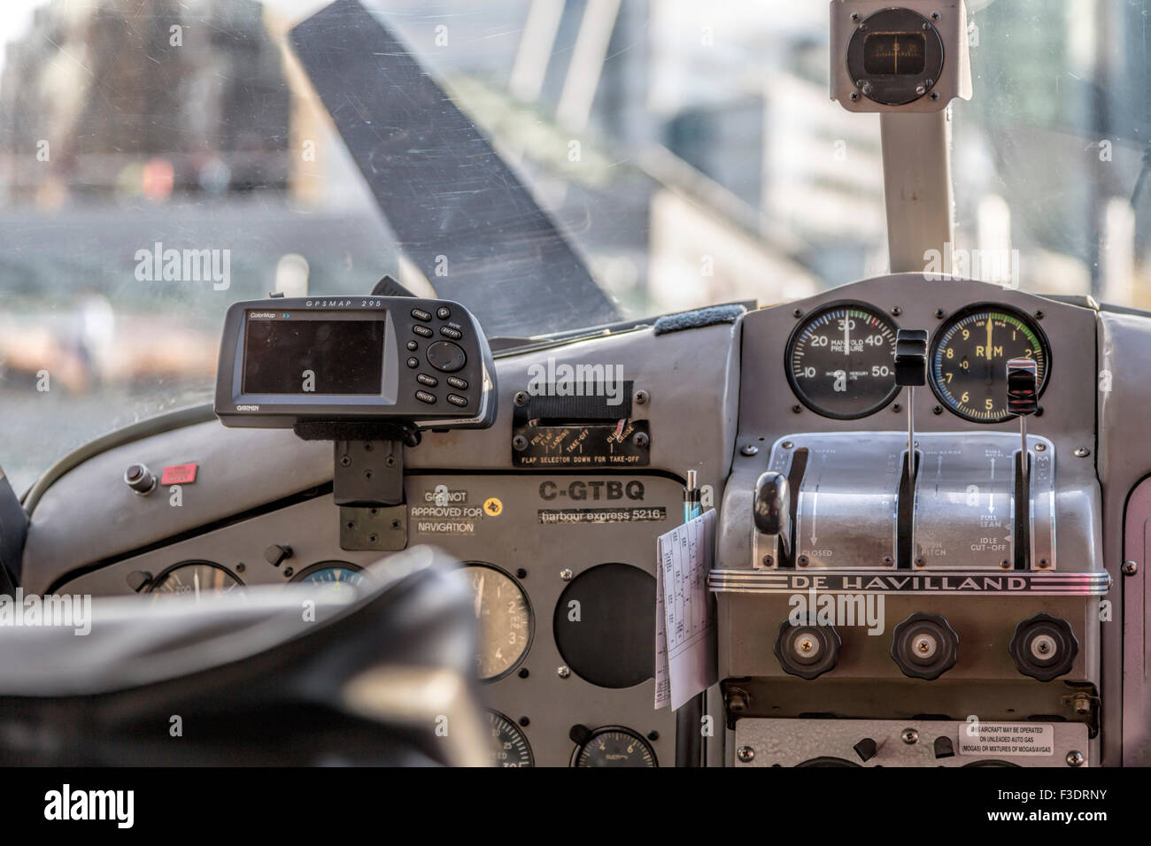 Vue de l'intérieur du cockpit d'un *De Havilland Canada DHC-2 Beaver ...
