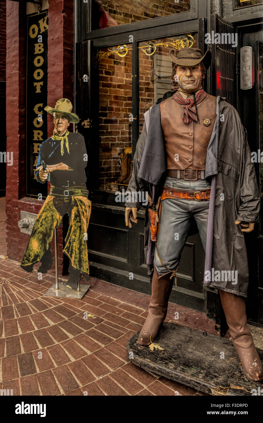 Mannequins devant un magasin en ville Banque de photographies et d ...