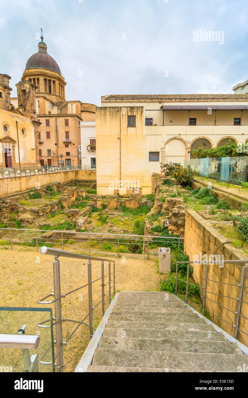 Édifices du centre-ville et les ruines romaines à Marsala, Italie Photo ...