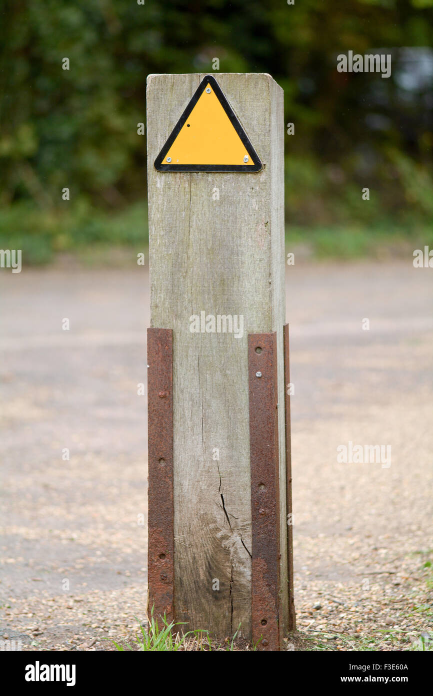 Panneau d'avertissement triangle jaune Banque de photographies et d ...