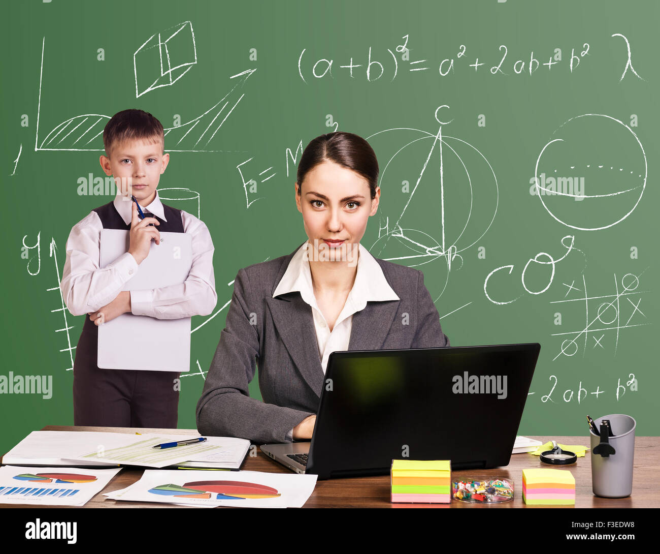 Enseignante au tableau a craie Banque de photographies et d’images à ...