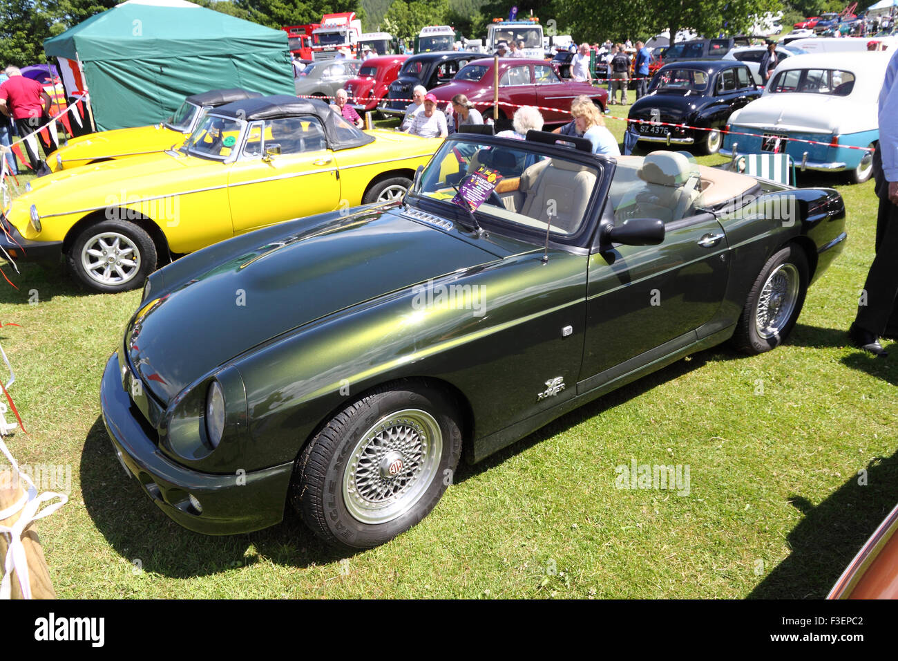 1990 MG RV8 garé à côté d'un des années 1970 MGB dans un salon de ...
