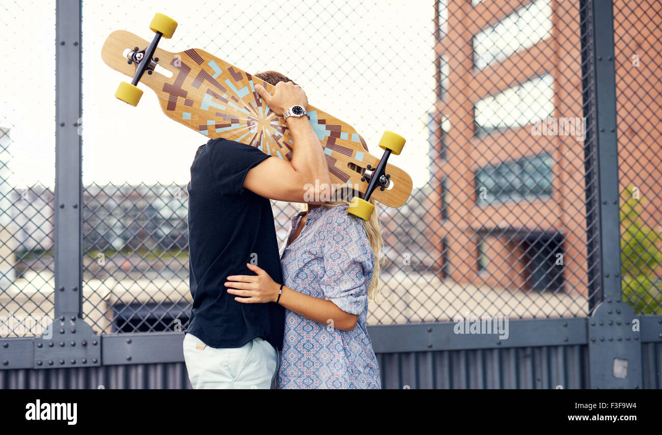 Sweet couple s'embrasser et se caresser Photo Stock - Alamy