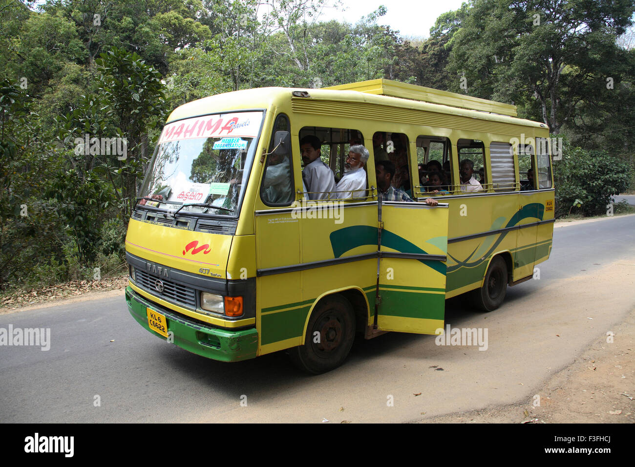 Mini bus privé jaune ; transport public ; Inde ; Kerala Photo Stock - Alamy